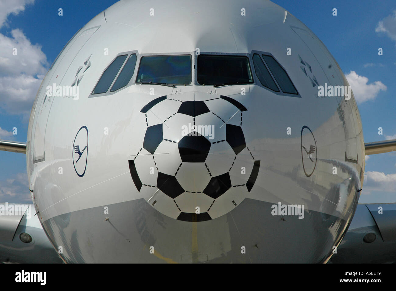 Flugzeug lufthansa airbus fussball fussball hi-res stock photography ...