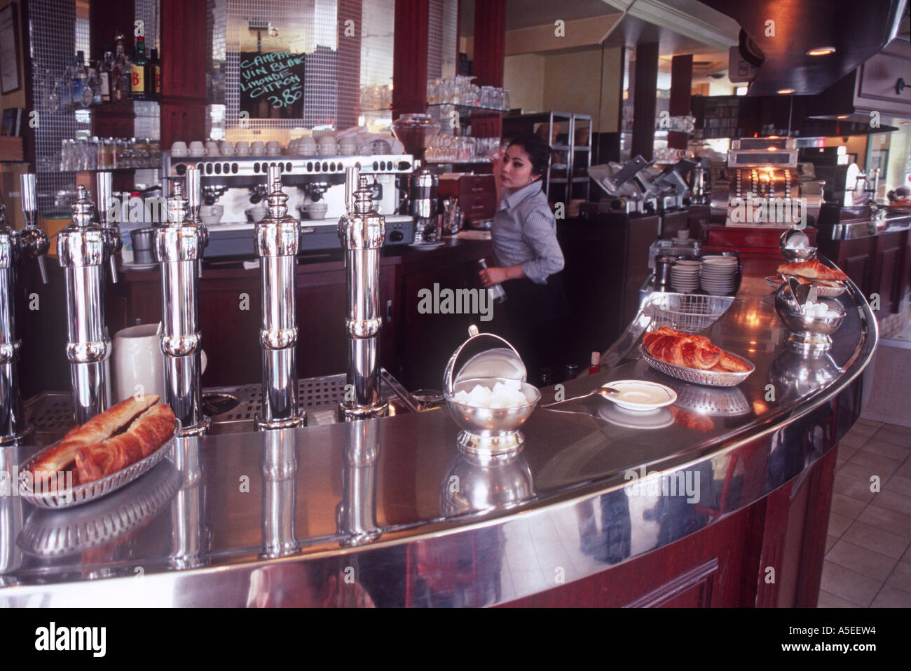 Paris cafe counter Stock Photo - Alamy