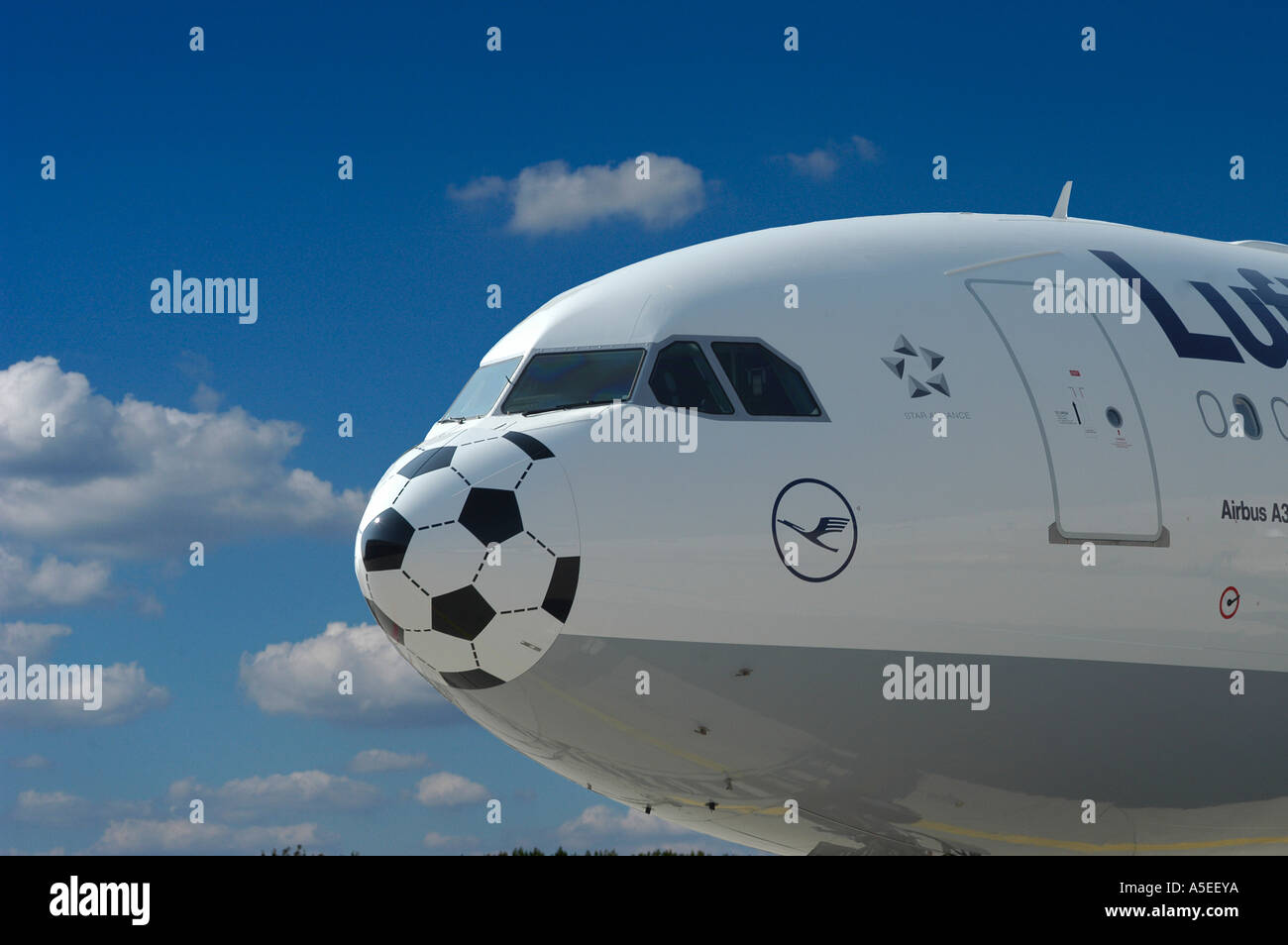 Flugzeug Airbus Fussball Fussballnase WM Stock Photo - Alamy