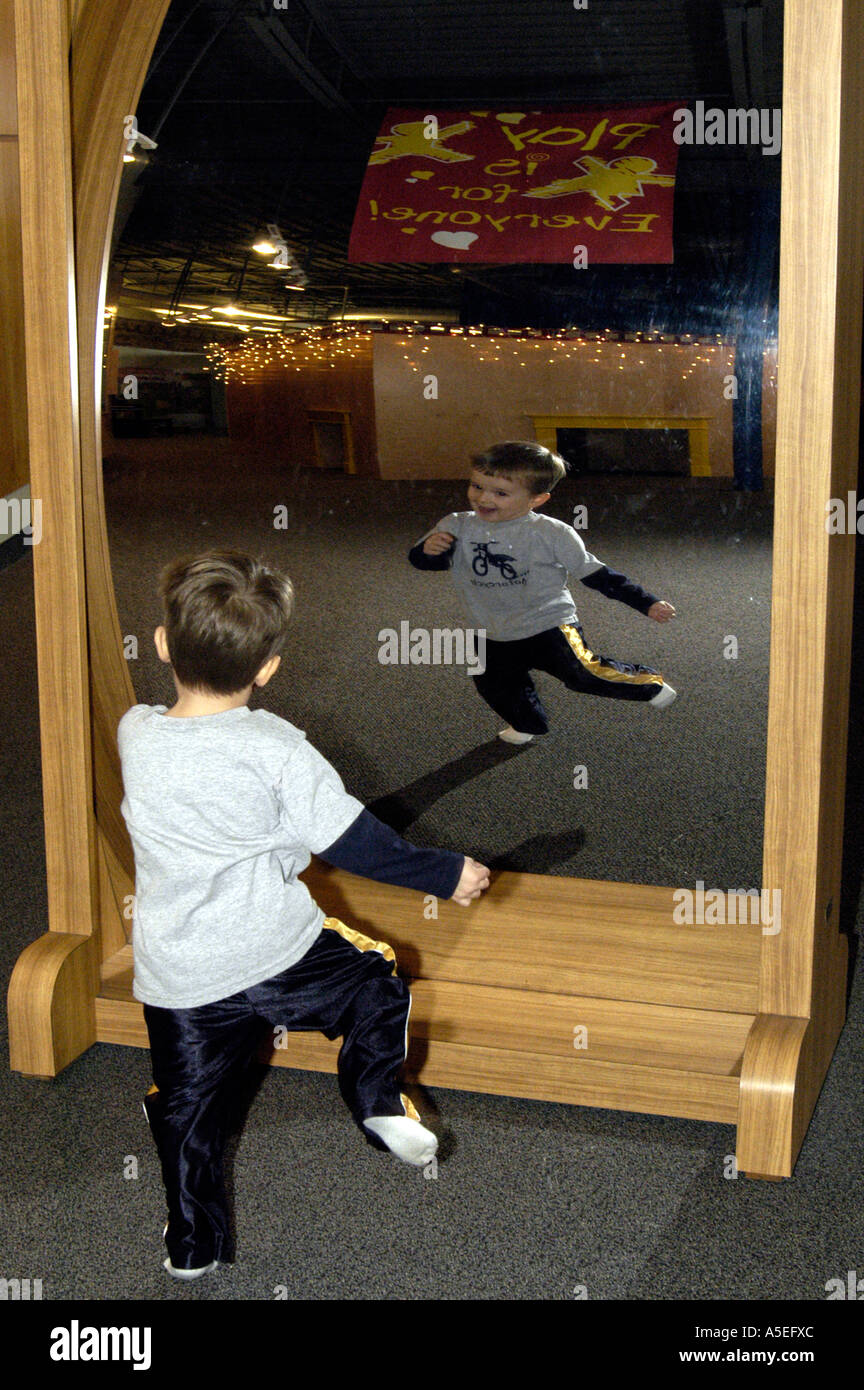 Funhouse mirror hi-res stock photography and images - Alamy