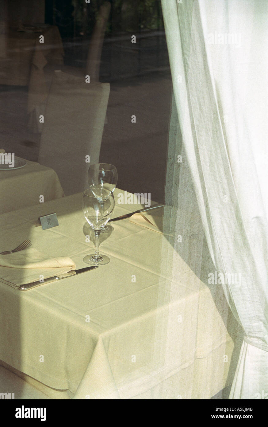 empty table setting in luxury establishment Stock Photo - Alamy