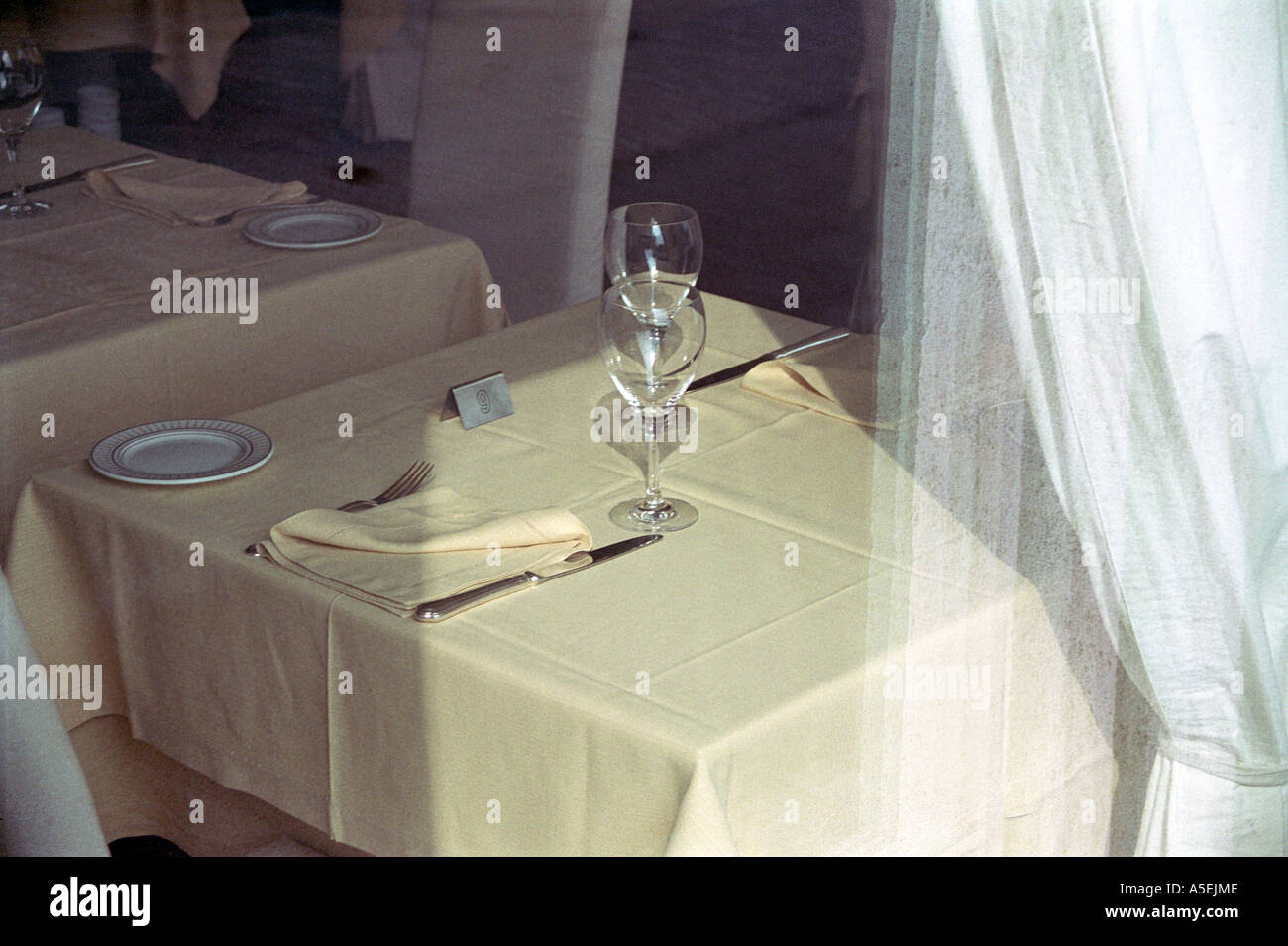 empty table setting in luxury establishment Stock Photo - Alamy