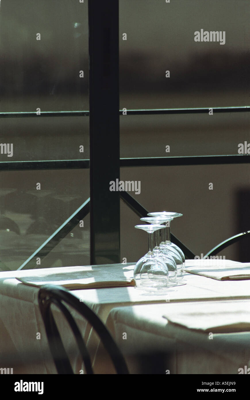 empty table setting in luxury establishment Stock Photo - Alamy