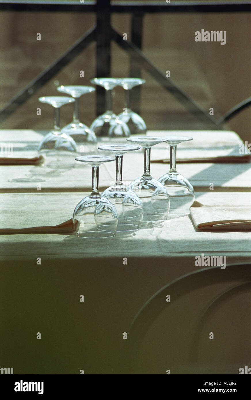 empty table setting in luxury establishment Stock Photo - Alamy