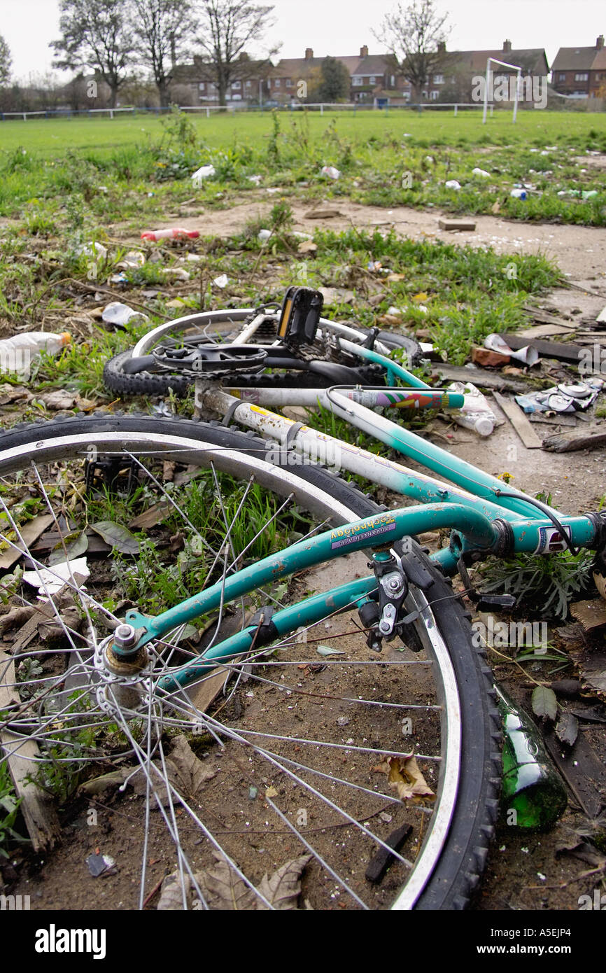 Smashed beer bottle hi-res stock photography and images - Alamy