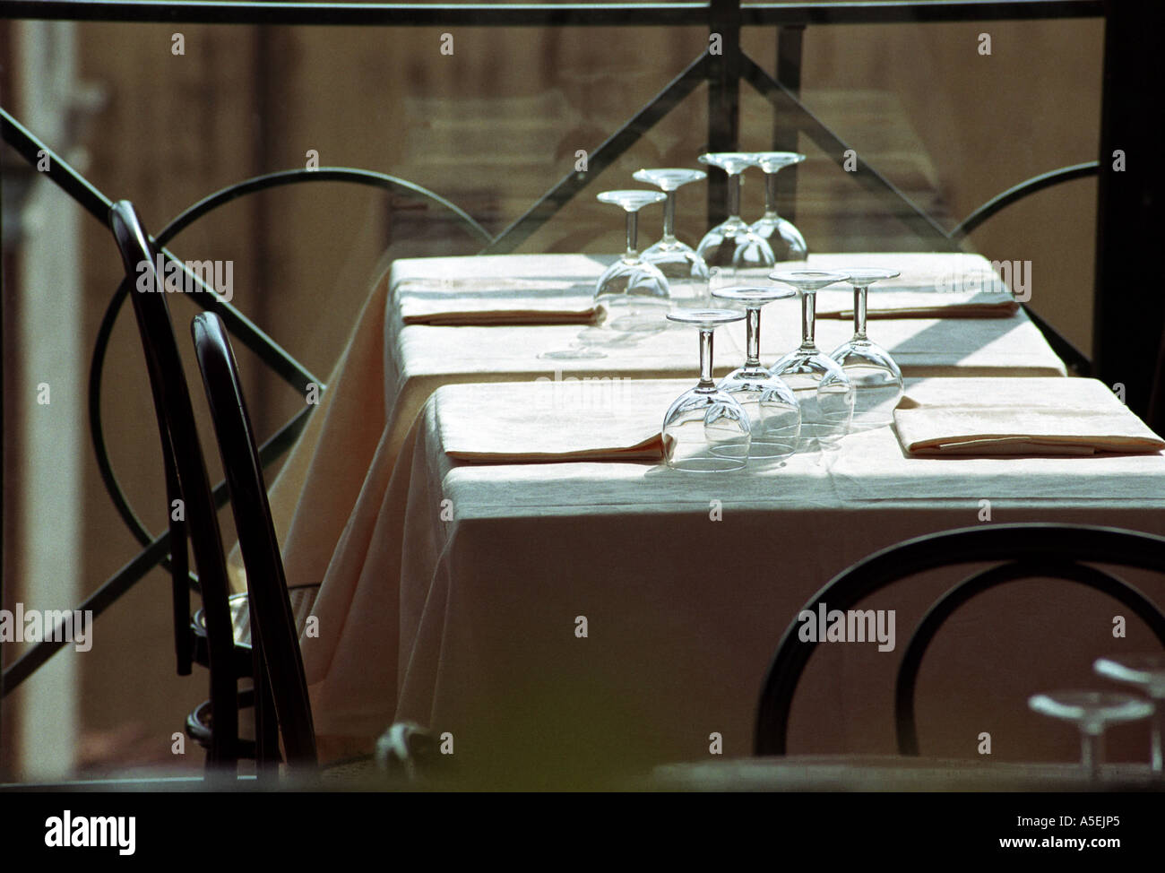 empty table setting in luxury establishment Stock Photo - Alamy