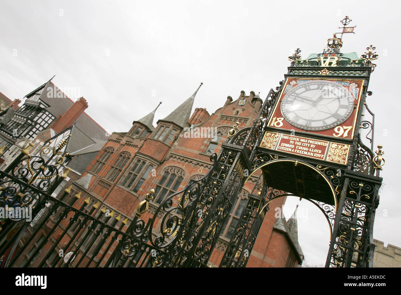 Victorian house parapet architecture hi-res stock photography and ...