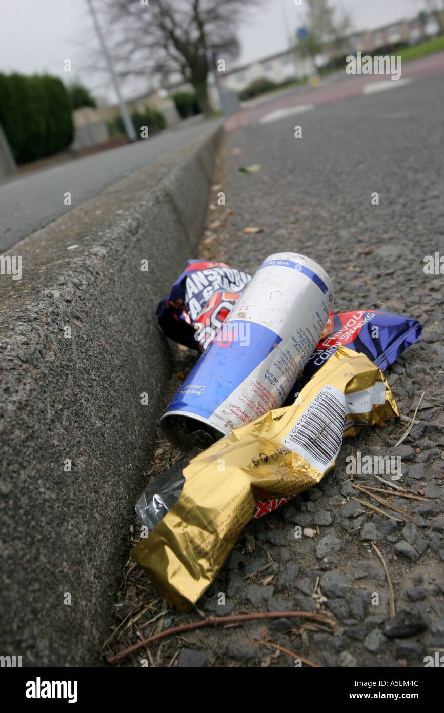 Inner City Litter at roadside curb Stock Photo - Alamy