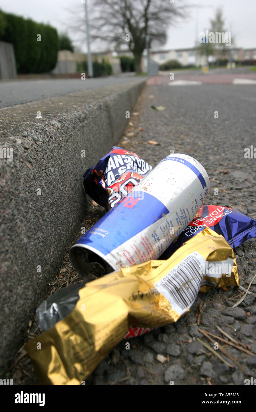Inner City Litter at roadside curb Stock Photo - Alamy