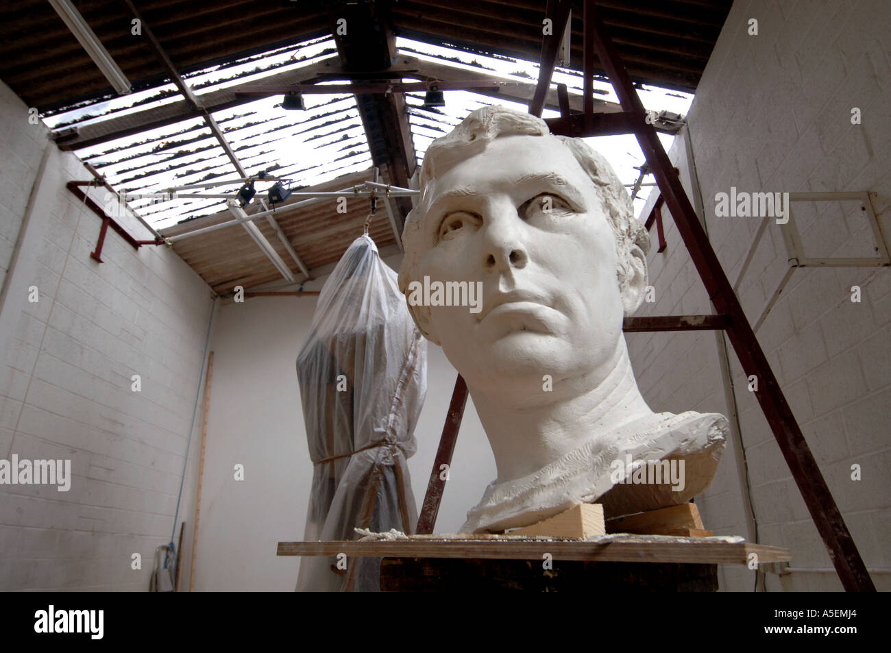 Bobby moore sculpture hi-res stock photography and images - Alamy
