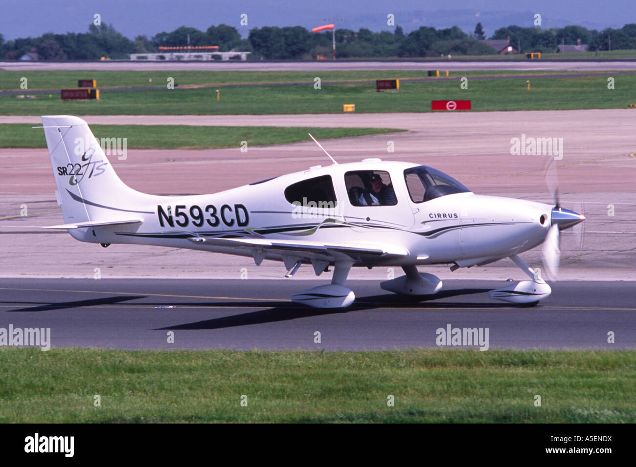 Cirrus aircraft hi-res stock photography and images - Alamy