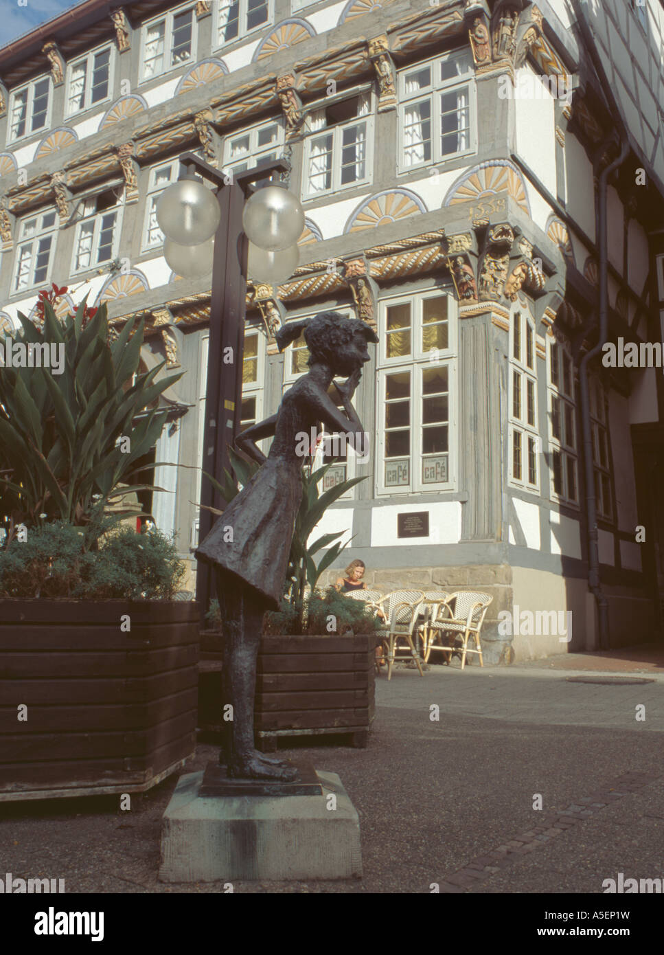 Bronze statue and facade of Stiftsherrenhaus, Osterstrasse, Hameln ...