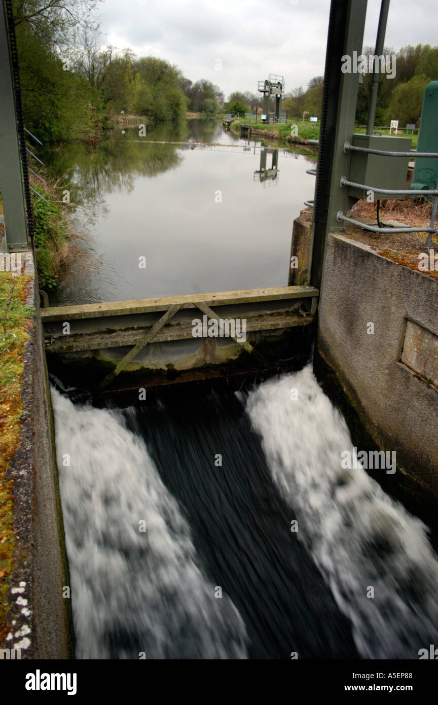 river boat lock on the river ouse bedford waterway Stock Photo - Alamy