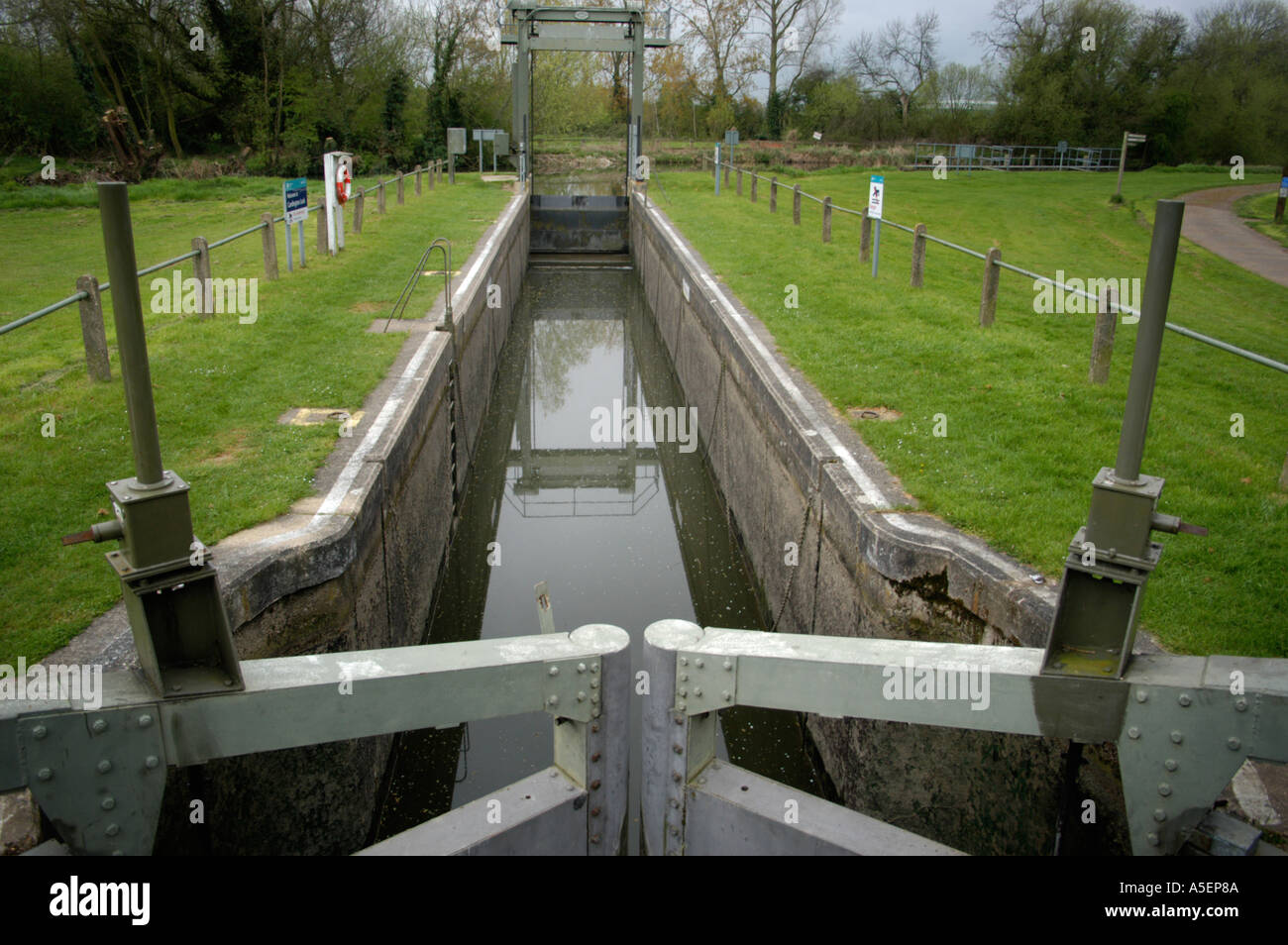 Lock gates and boats hi-res stock photography and images - Alamy