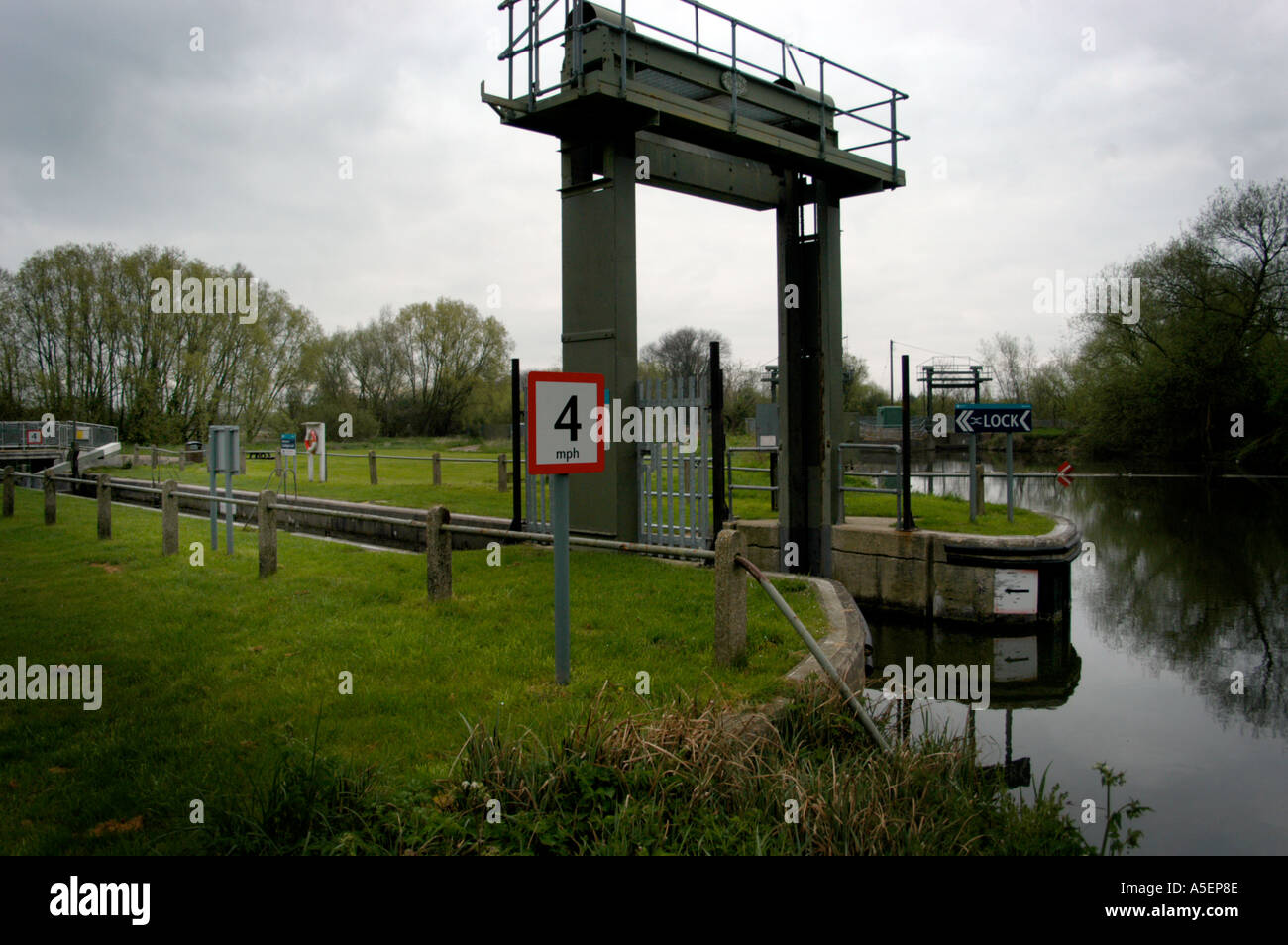 river boat lock on the river ouse bedford waterway Stock Photo - Alamy