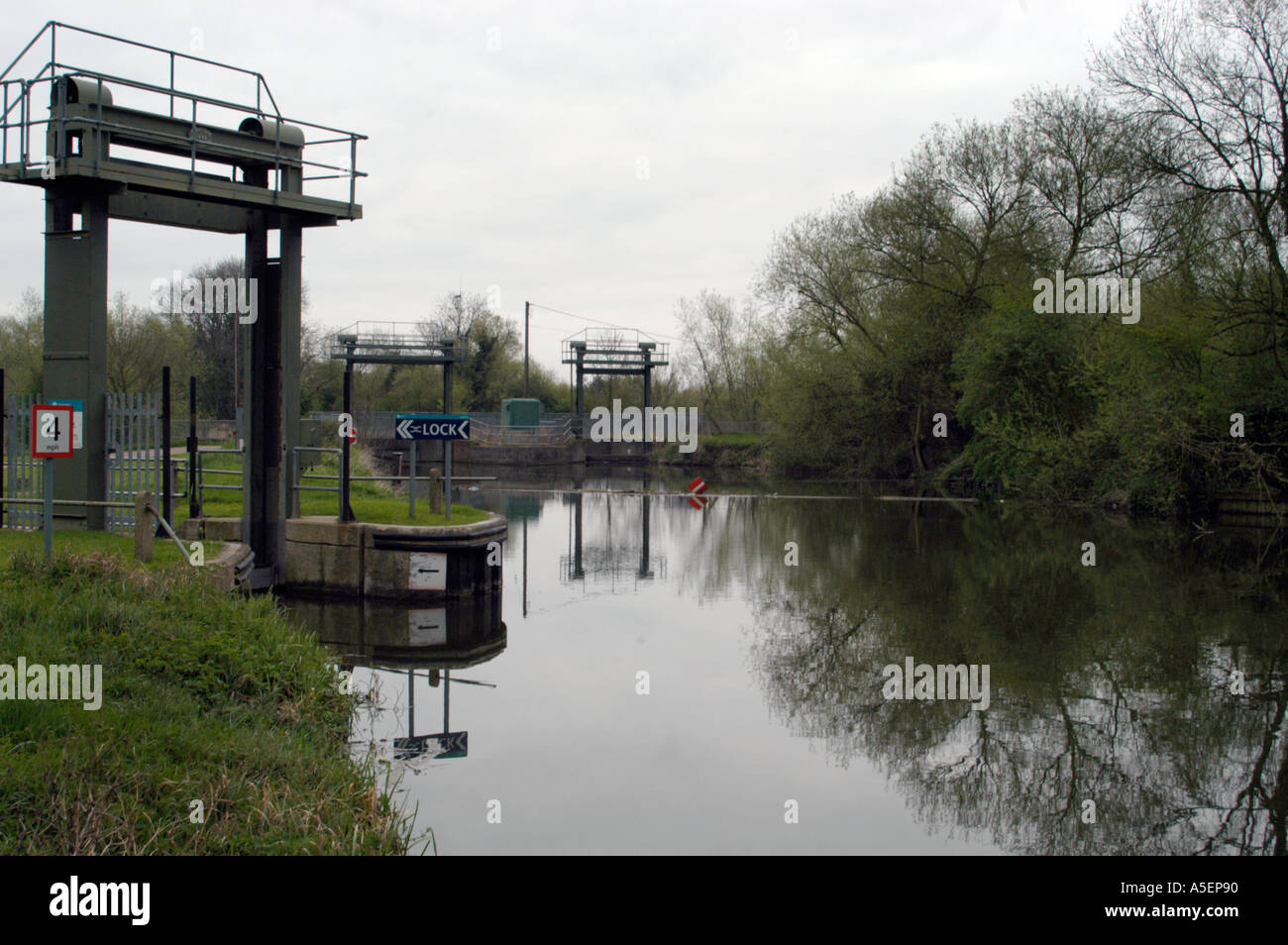 river boat lock on the river ouse bedford waterway Stock Photo - Alamy