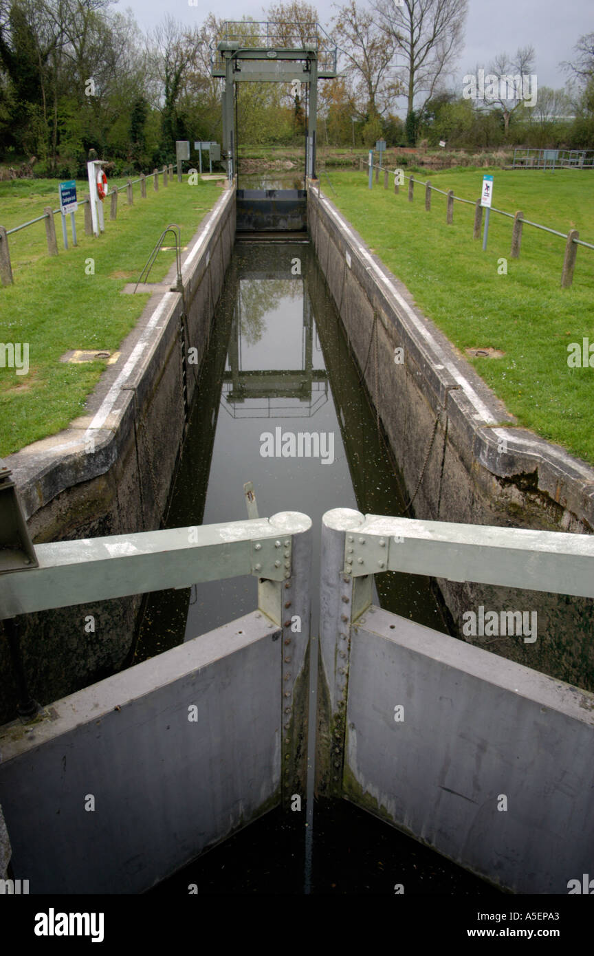 river boat lock on the river ouse bedford waterway Stock Photo - Alamy