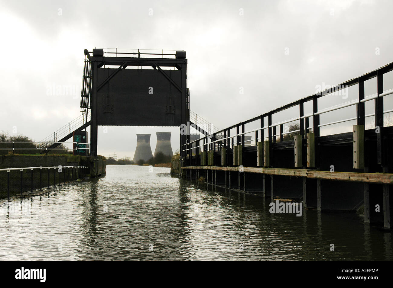 Don aquaduct and lock on the New junction Canal, leading to the Aire ...