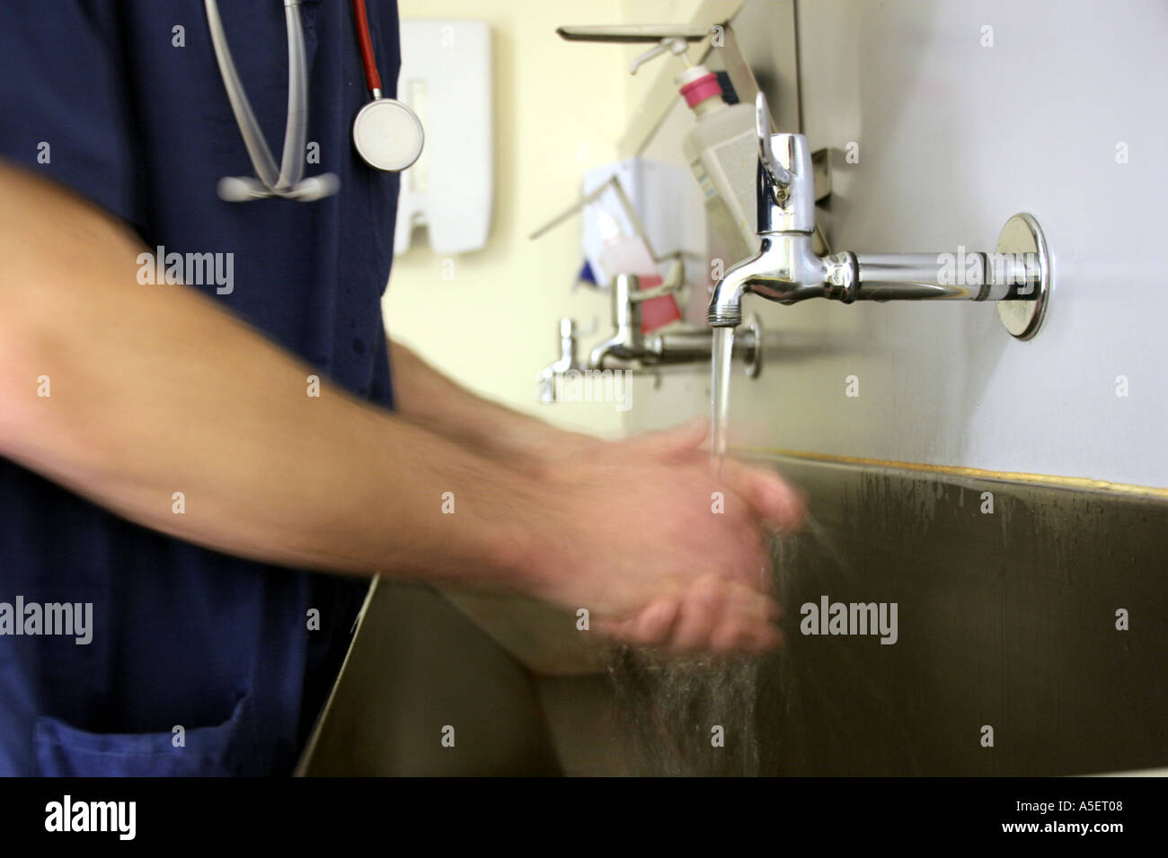 Hospital theatre washing hands hi-res stock photography and images - Alamy