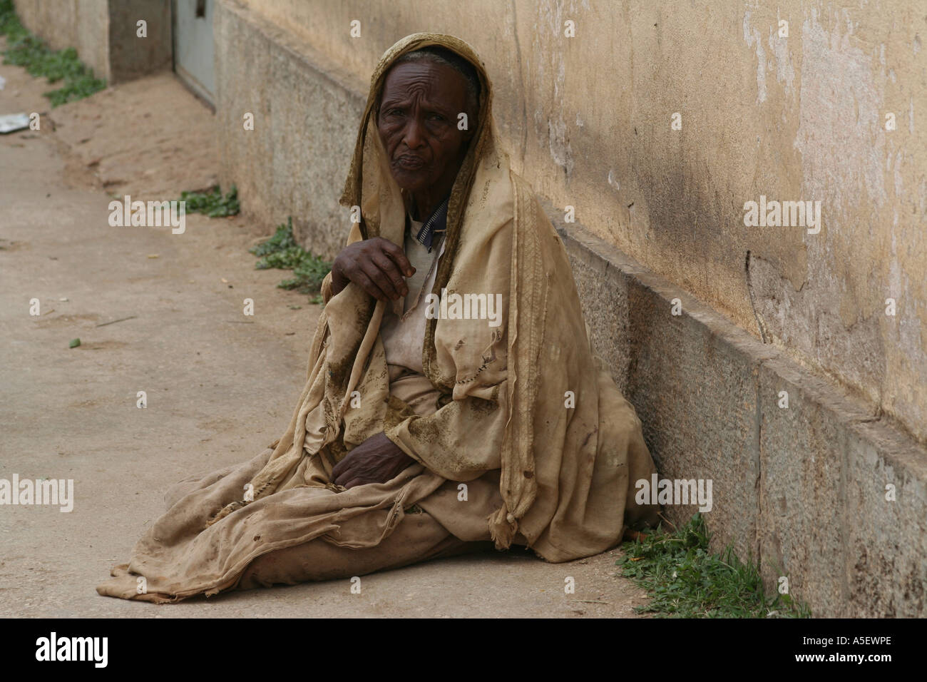 Harar, Ethiopia, old homless woman in the streets Stock Photo - Alamy