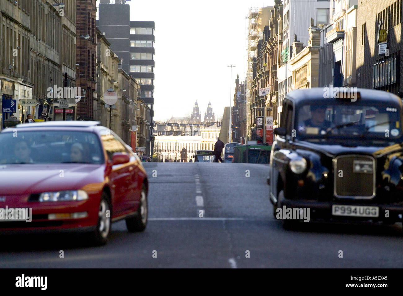 SCOTLAND GLASGOW TRAFFIC IN CITY CENTRE SHOWING CARS CAB TAXI Stock ...