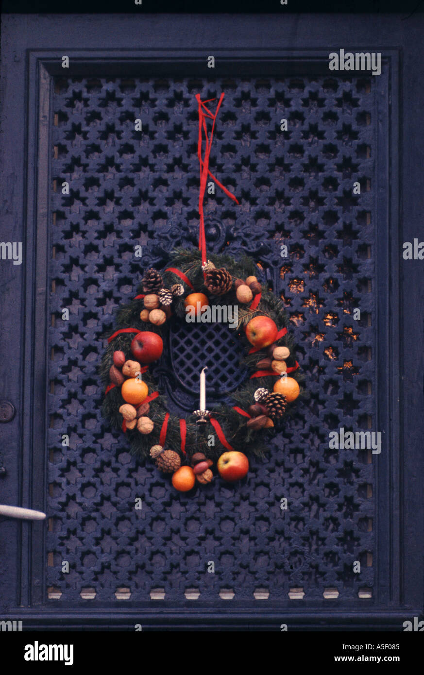 Traditional Dutch Christmas wreath on latticed door Stock Photo - Alamy