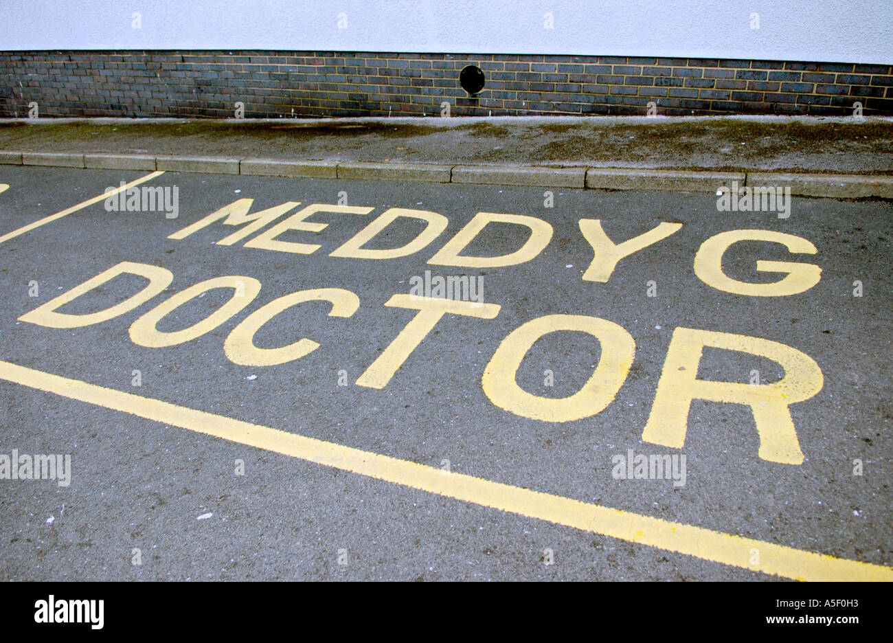 Sign outside doctors surgery hi-res stock photography and images - Alamy
