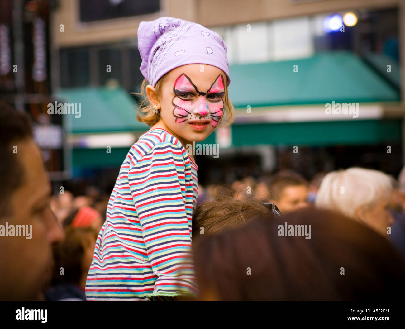 Face the crowd hi-res stock photography and images - Alamy