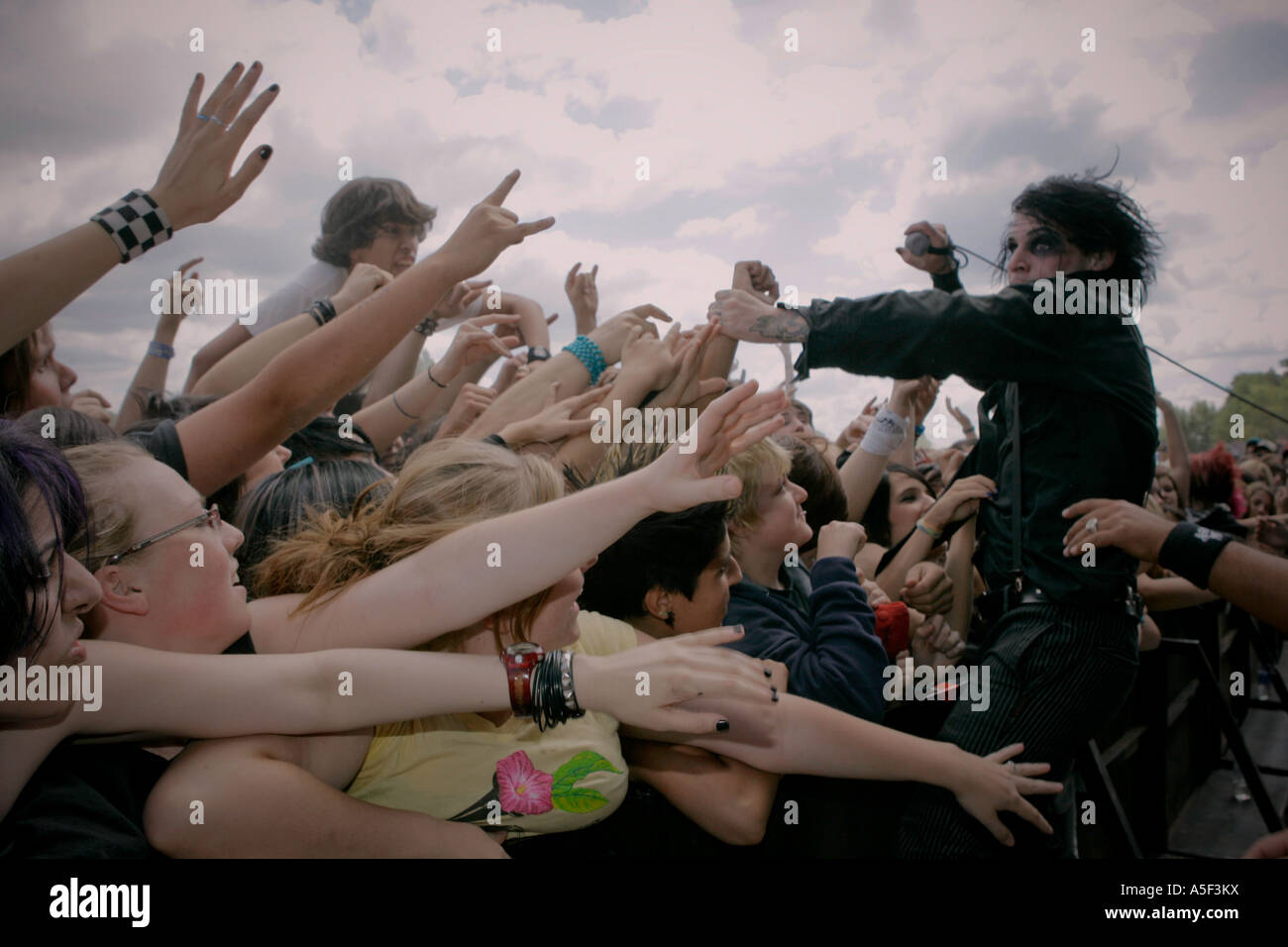 Teenage fans hi-res stock photography and images - Alamy