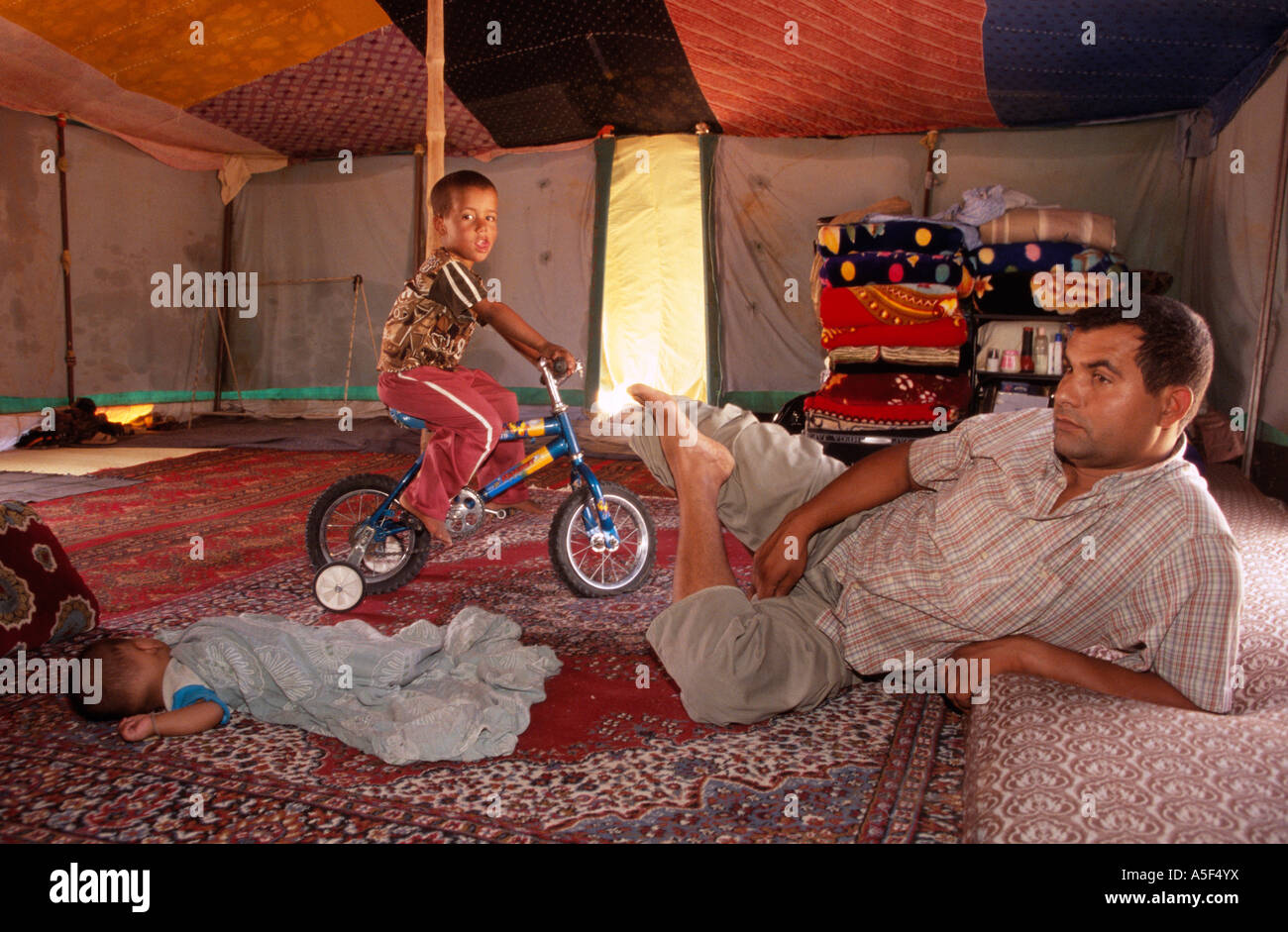 Poor single parent family hi-res stock photography and images - Alamy