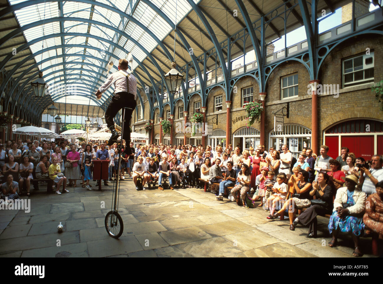 Juggler unicycle monocycle hi-res stock photography and images - Alamy
