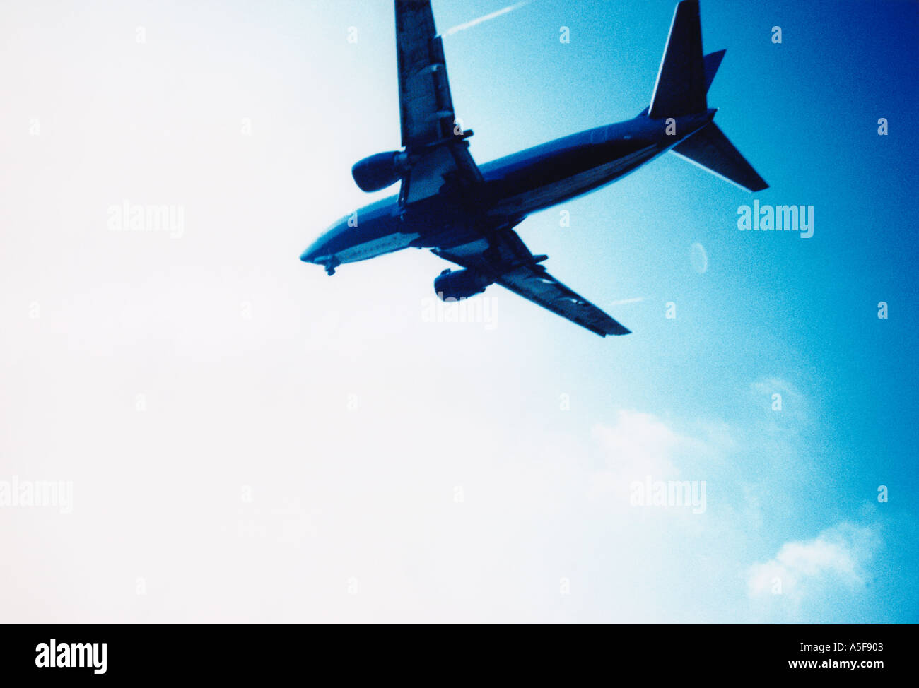 Aircraft flying hi-res stock photography and images - Alamy