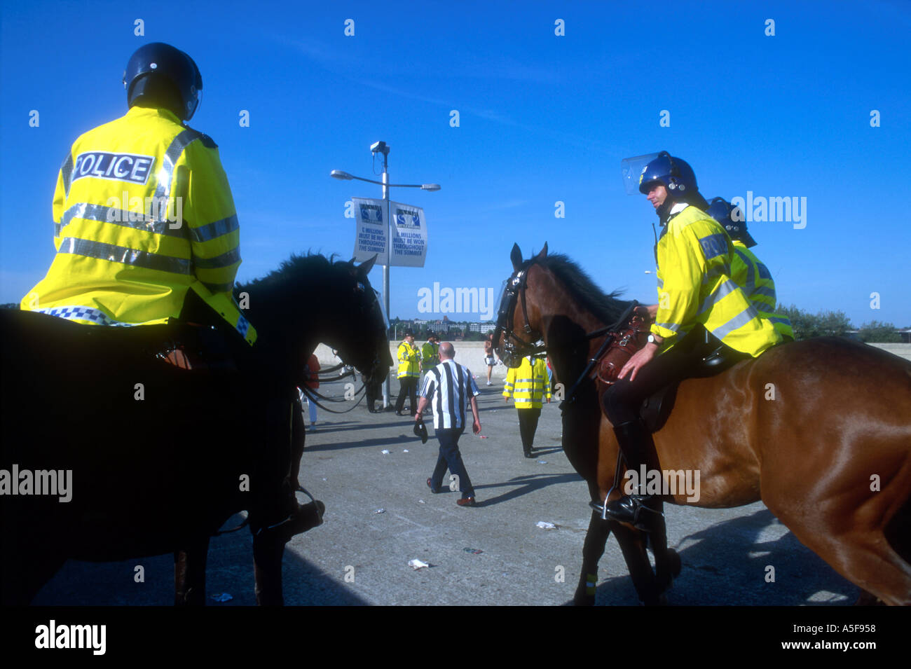 Wembley full supporters hi-res stock photography and images - Alamy
