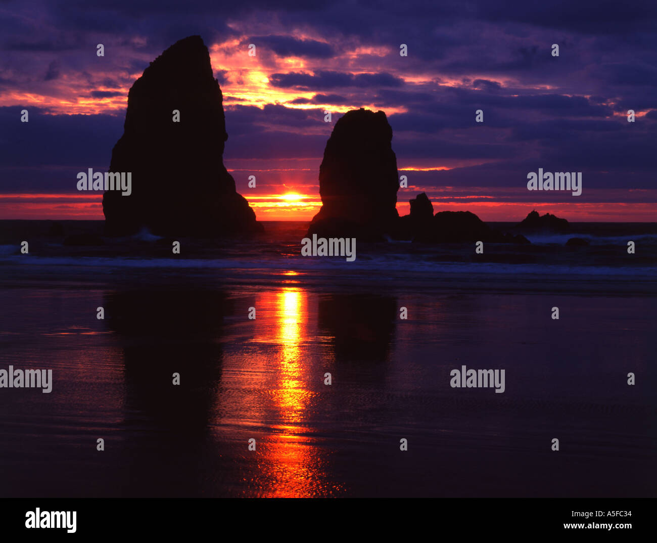 Cannon beach Sunset Oregon coast Stock Photo - Alamy