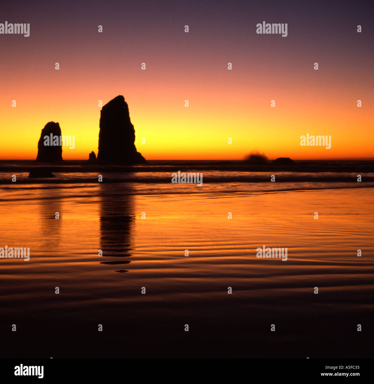Cannon beach Sunset Oregon coast Stock Photo - Alamy