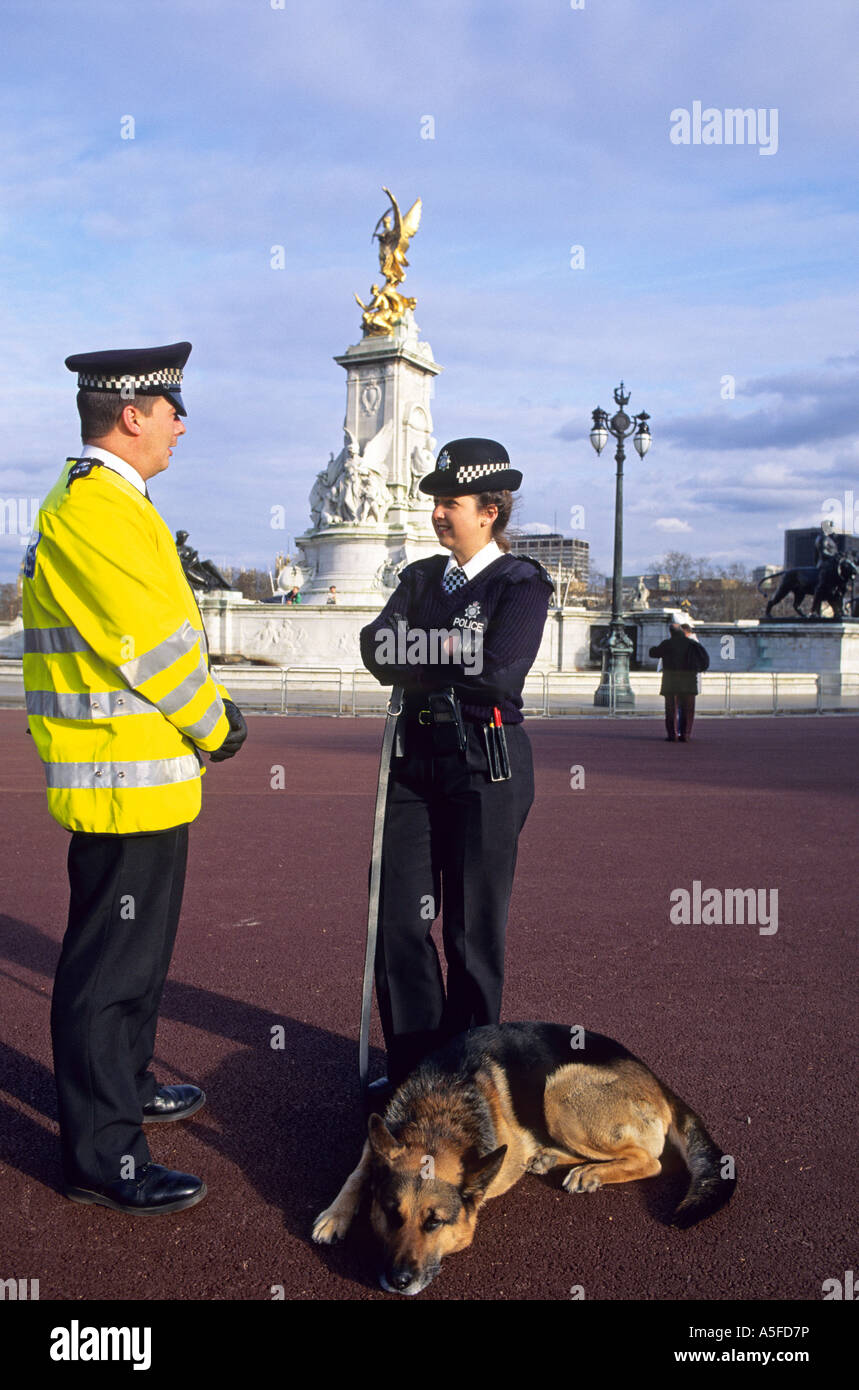 London bobbies hi-res stock photography and images - Alamy