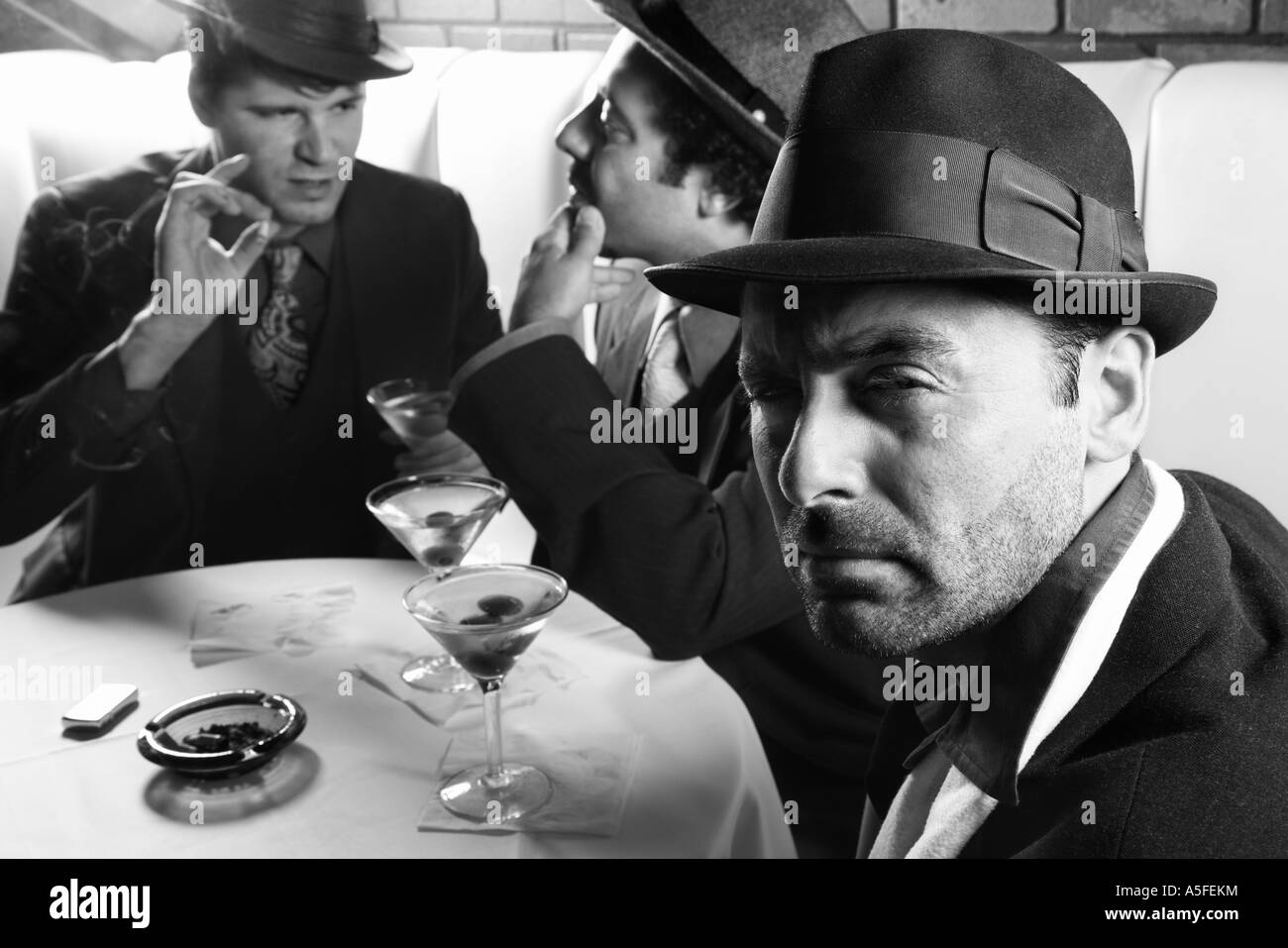 Vintage men in suits drinking hi-res stock photography and images - Alamy