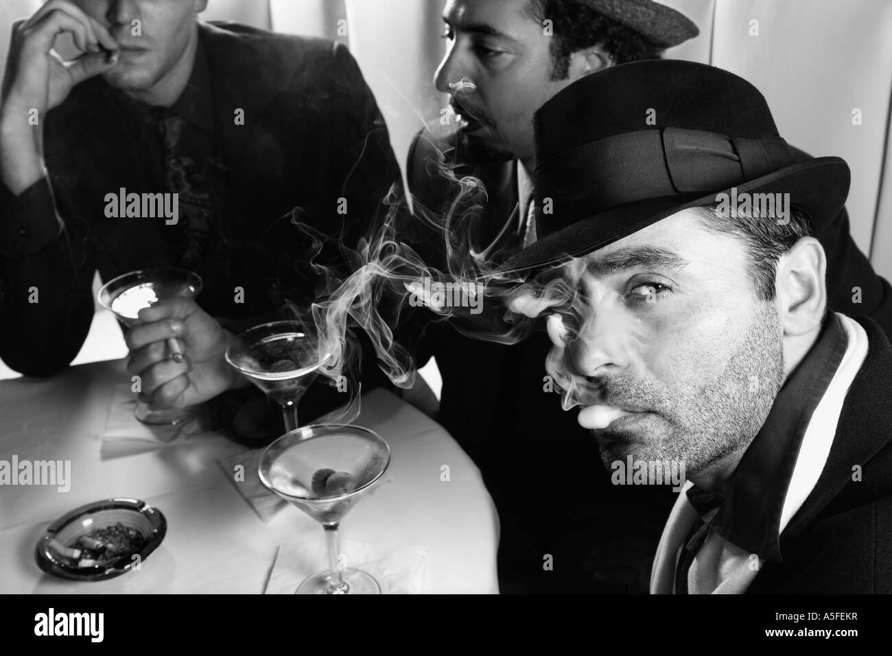 Vintage men in suits drinking hi-res stock photography and images - Alamy