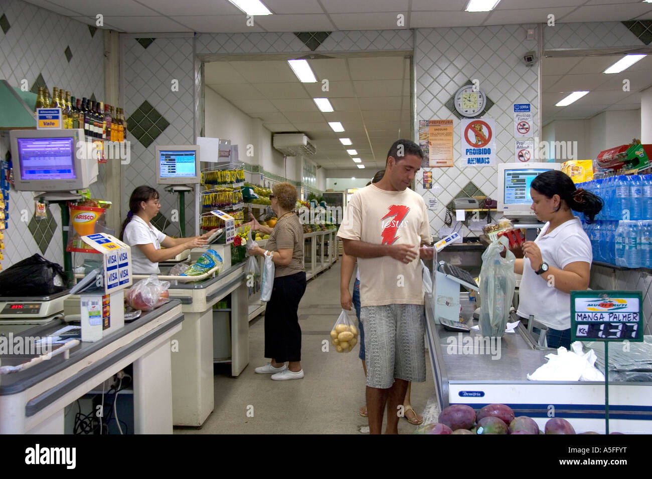 Checkout lines hi-res stock photography and images - Alamy