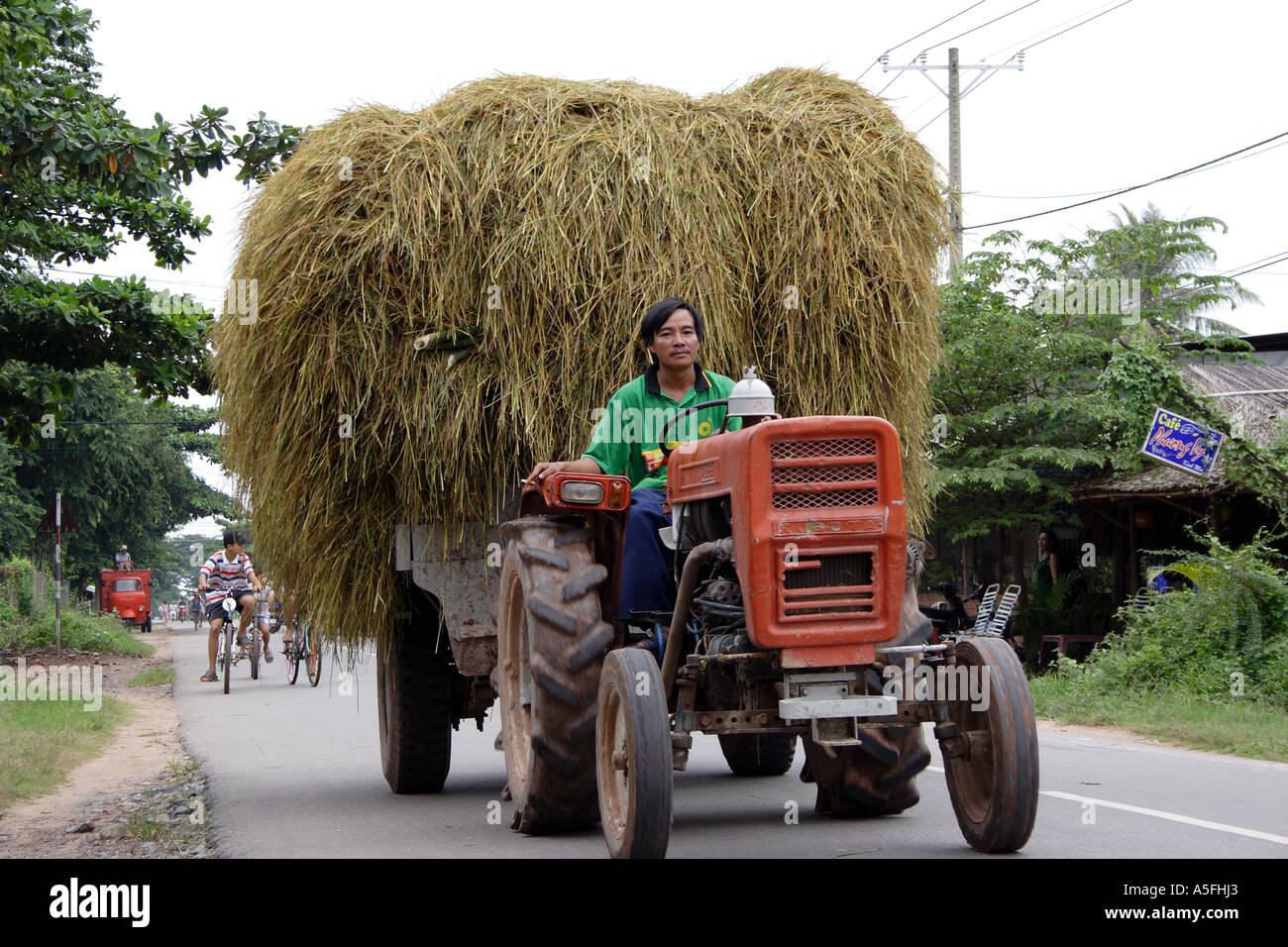 Hauling hay hi-res stock photography and images - Alamy