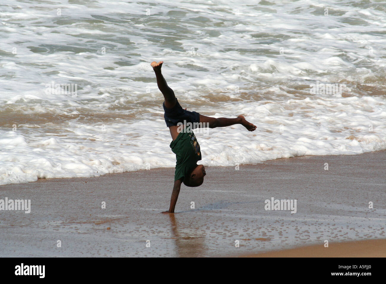 One handed handstand hi-res stock photography and images - Alamy