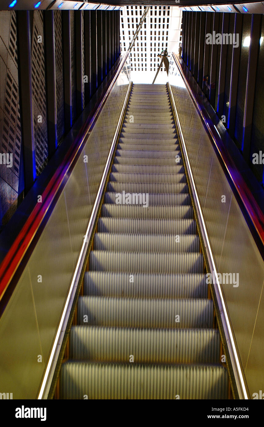 Millenium bridge london curve hi-res stock photography and images - Alamy