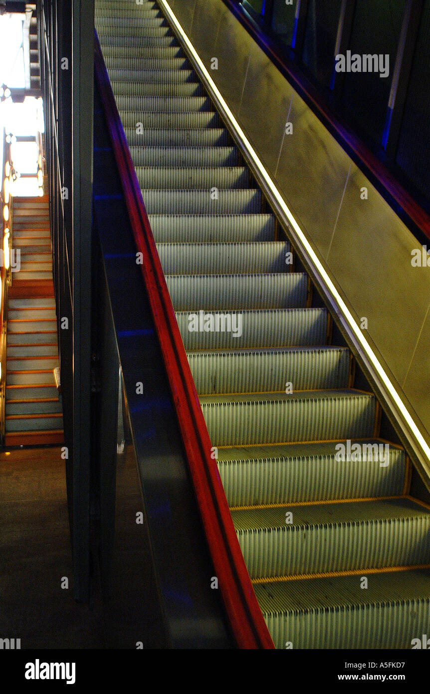 Millenium bridge london curve hi-res stock photography and images - Alamy
