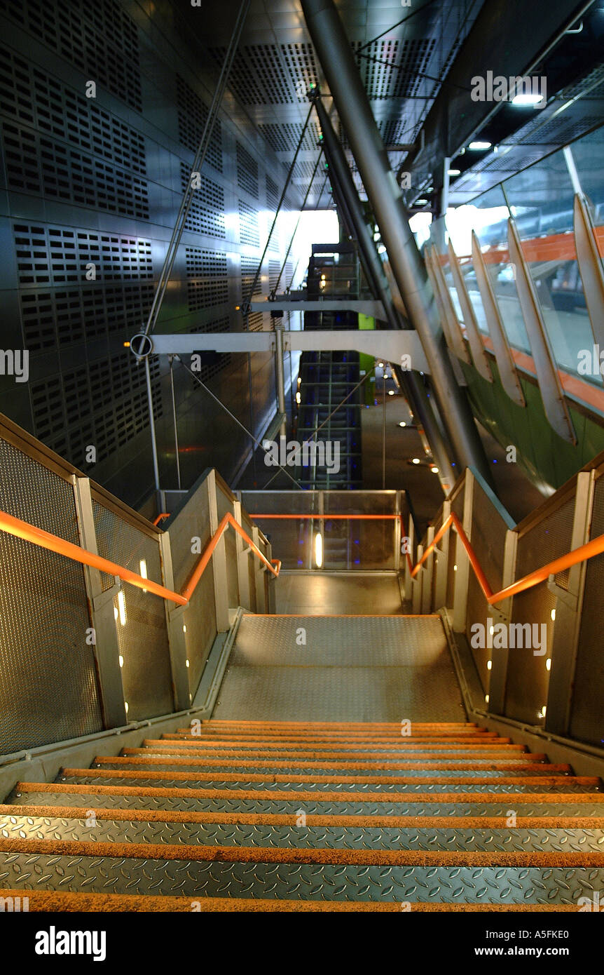 Millenium bridge london curve hi-res stock photography and images - Alamy