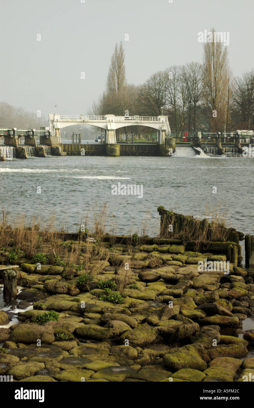 Teddington lock and weir hi-res stock photography and images - Alamy