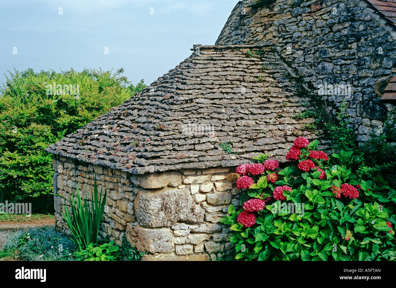 Lauze stone roof hi-res stock photography and images - Alamy