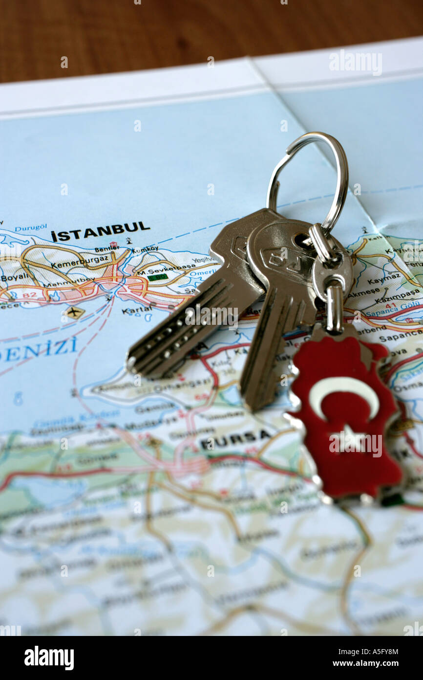KEYS WITH TURKISH FLAG KEYRING ON MAP OF TURKEY Stock Photo - Alamy