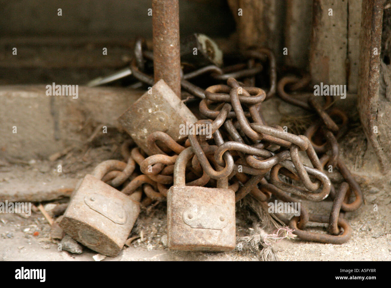 Chain padlock rusty corrosion hi-res stock photography and images - Alamy