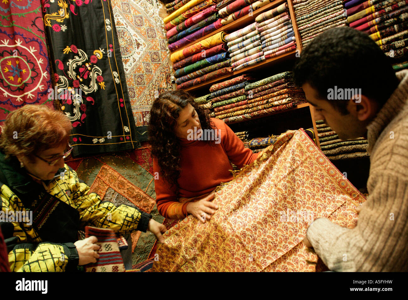 BUYING TEXTILES AT THE GRAND BAZAAR, ISTANBUL, TURKEY Stock Photo - Alamy