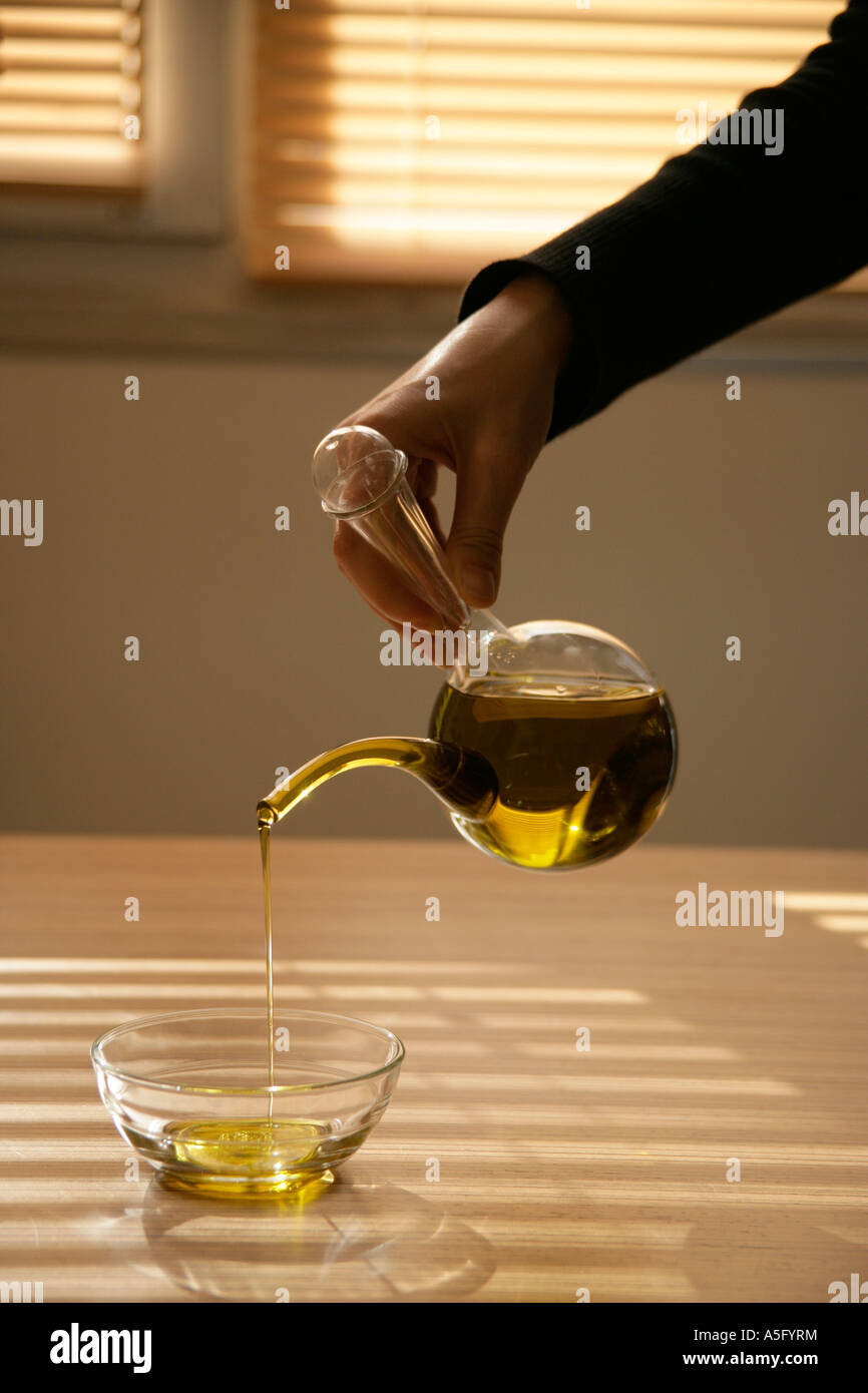 OLIVE OIL BEING POURED Stock Photo - Alamy